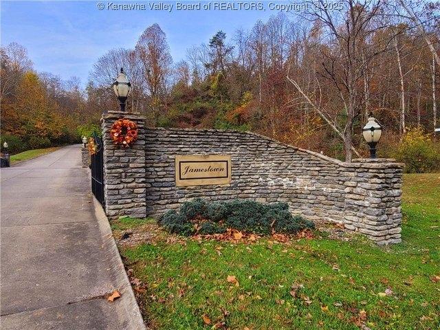 21 Delaware Dr, Hurricane, WV 25526