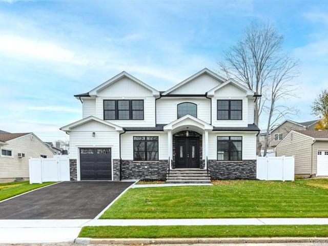 21 Devon Rd, Bethpage, NY 11714
