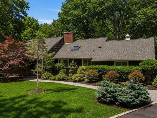 21 Druid Hill Rd, Port Jefferson, NY 11777