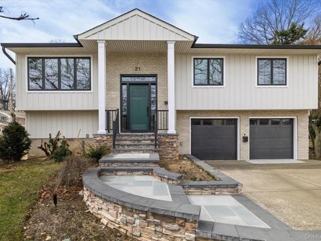 21 Dunhill Rd, New Hyde Park, NY 11040