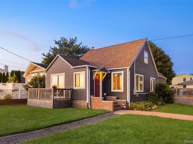 21 Grandview Dr, Shirley, NY 11967