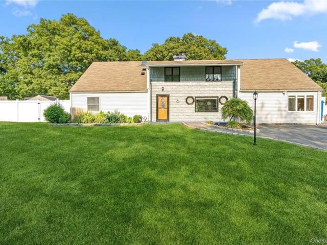 21 Hackberry Ln, Holbrook, NY 11741