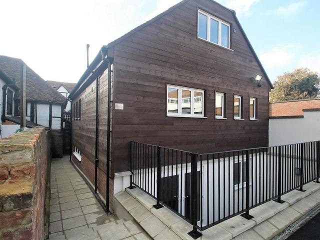 21 High Street, High Wycombe HP11 2 bed flat to rent £1,360 pcm £314 pw