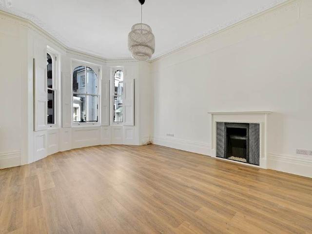 21 HORNTON ST, LONDON W8 2 bed ground floor flat to rent £4,000 pcm £923 pw