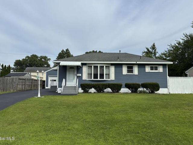 21 Huckleberry Ln, Albany, NY 12205