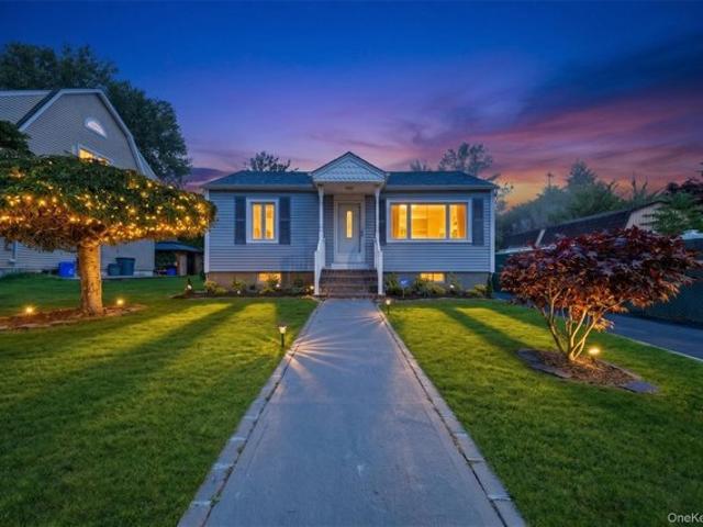 21 Independence Ave, Babylon, NY 11702