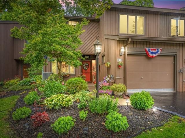 21 Jarvis Dr, Manlius, NY 13104