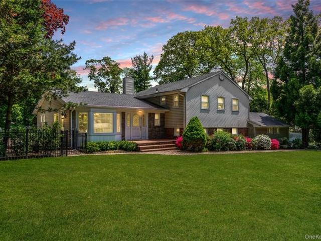 21 Kodiak Dr, Woodbury, NY 11797