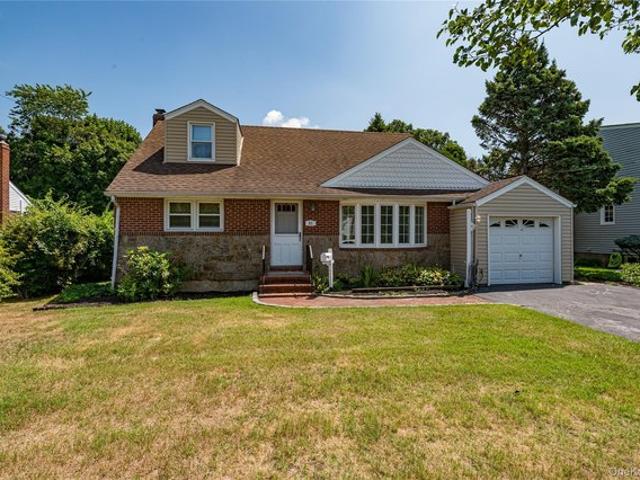 21 Langdon Rd, Farmingdale, NY 11735
