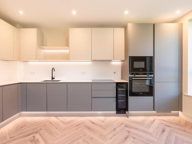 21 Lapidge Drive, London SW17 1 bed ground floor flat to rent £2,200 pcm £508 pw