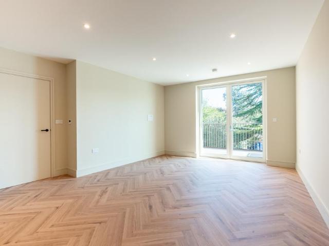 21 Lapidge Drive, London SW17 2 bed flat to rent £2,800 pcm £646 pw
