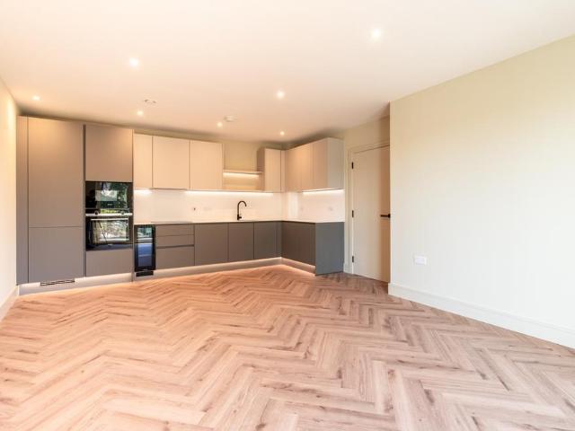 21 Lapidge Drive, London SW17 2 bed flat to rent £2,800 pcm £646 pw