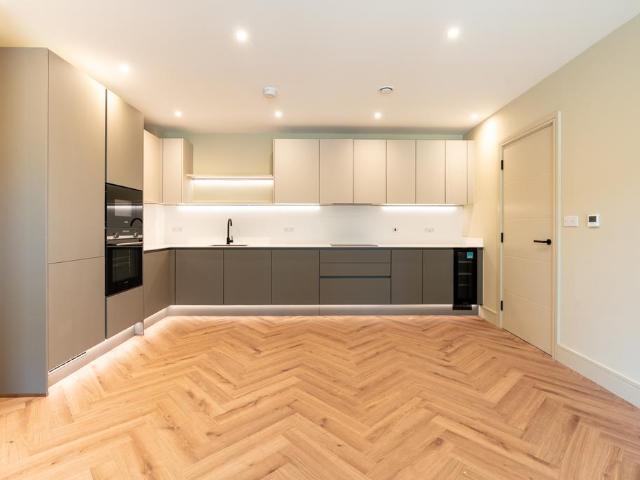 21 Lapidge Drive, London SW17 2 bed ground floor flat to rent £2,500 pcm £577 pw