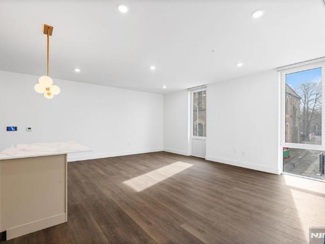21 Lincoln Park # 100
