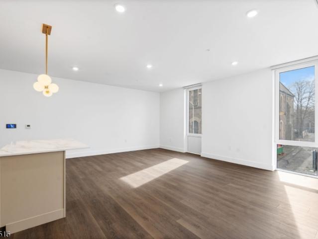 21 Lincoln Park # 100