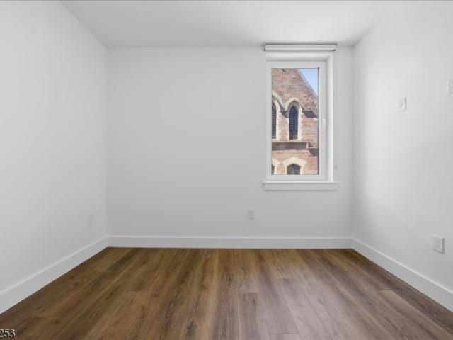 21 Lincoln Park # 101