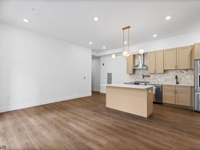 21 Lincoln Park # 203