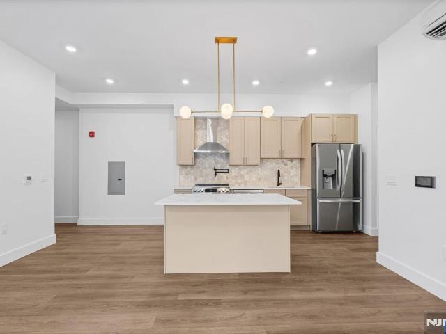 21 Lincoln Park # 203