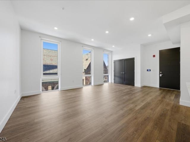 21 Lincoln Park # 302