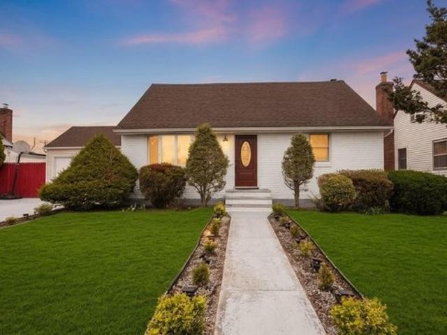 21 Linden Blvd, Hicksville, NY 11801