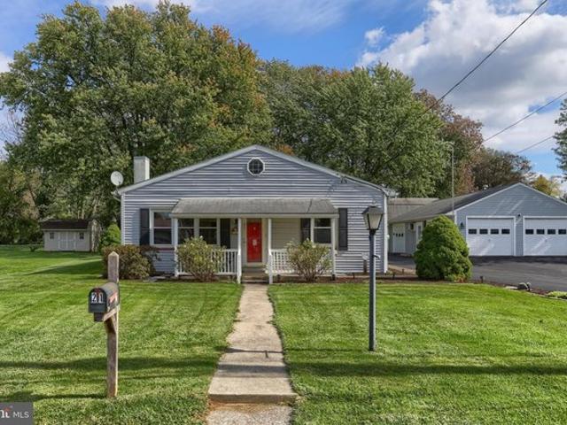 21 Lucy Ave, Hummelstown, PA 17036