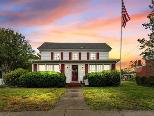 21 Main St, Wachapreague, VA 23480