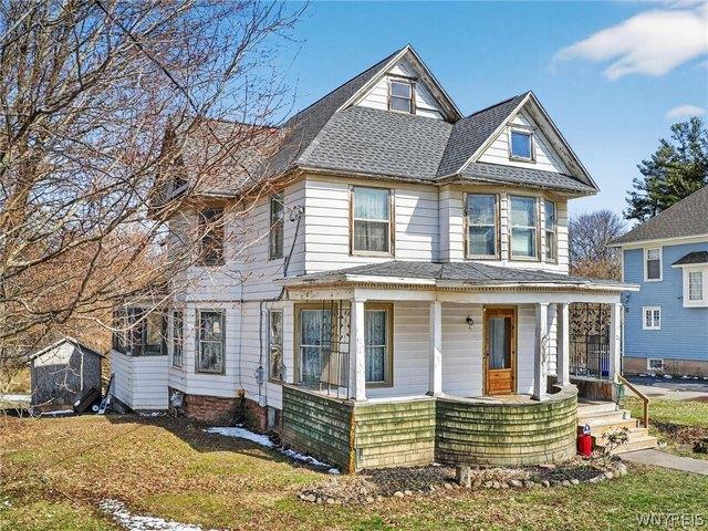 21 Maple Ave, Lyndonville, NY 14098