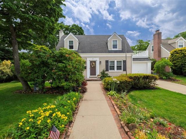 21 Maple St, Malverne, NY 11565