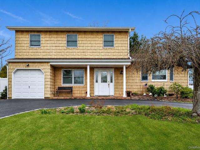 21 Milleridge Dr, Deer Park, NY 11729