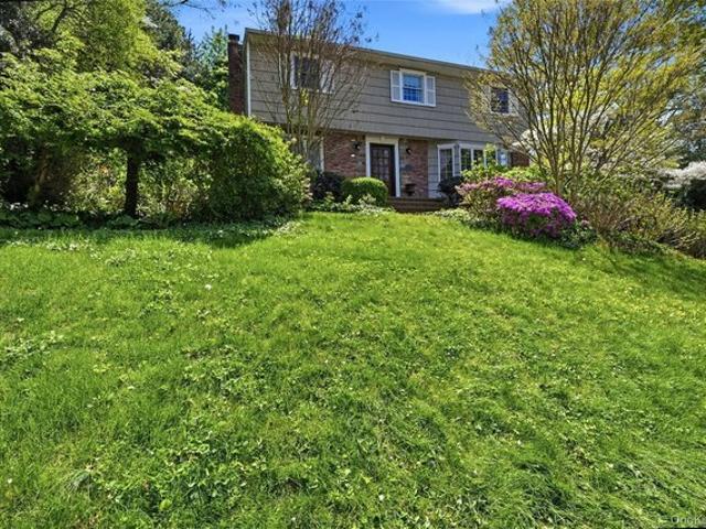 21 Northwood Cir, Halesite, NY 11743