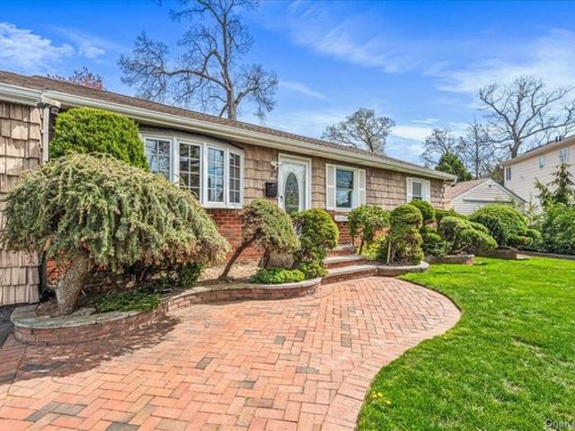 21 Norman St, Lynbrook, NY 11563