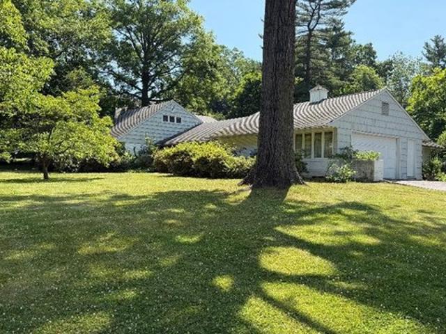 21 Old Farm Rd, Great Neck, NY 11020