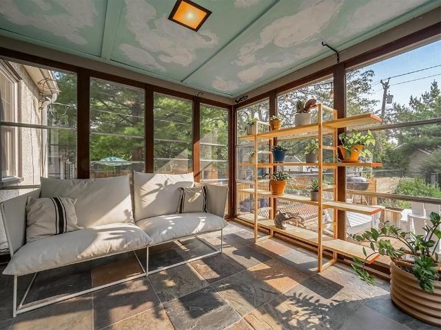21 Queen Avenue S