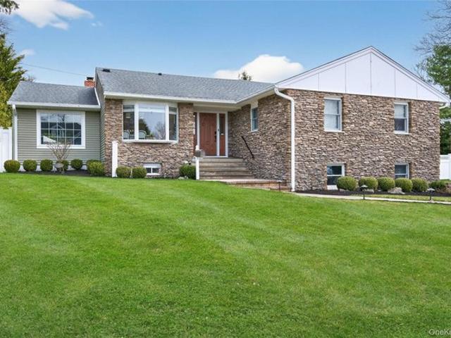 21 Roosevelt Dr, East Norwich, NY 11732