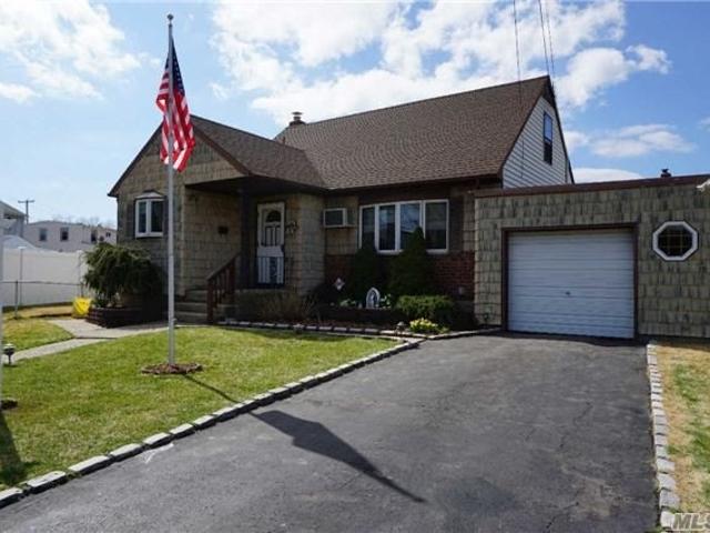 21 Robert Ave, Massapequa, NY 11758