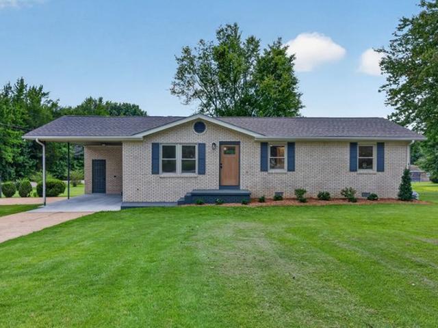 21 Robertson St, McEwen, TN 37101