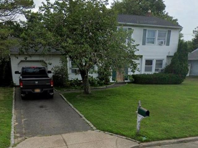 21 Rustic Ave, Medford, NY 11763