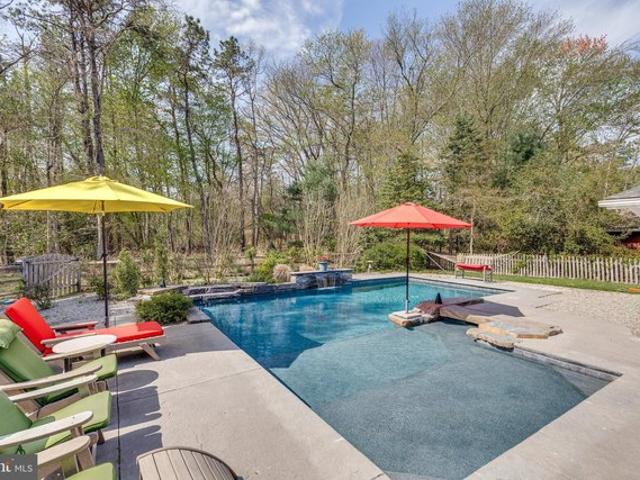 21 S Lakeside Dr W, Medford, NJ 08055