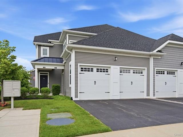 21 Seasons Way, Dix Hills, NY 11746