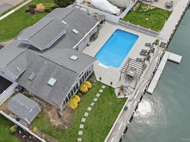 21 Shore Drive W