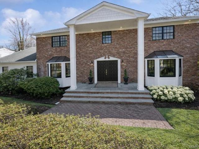 21 Sleepy Ln, Melville, NY 11747