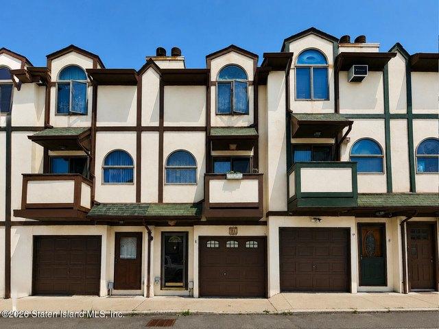 21 Stone Crest Ct, Staten Island, NY 10308