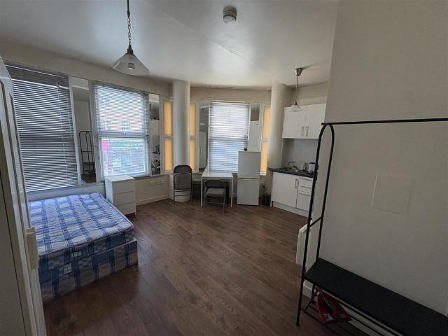 21A Sentinel Square, Hendon Studio to rent £1,190 pcm £275 pw
