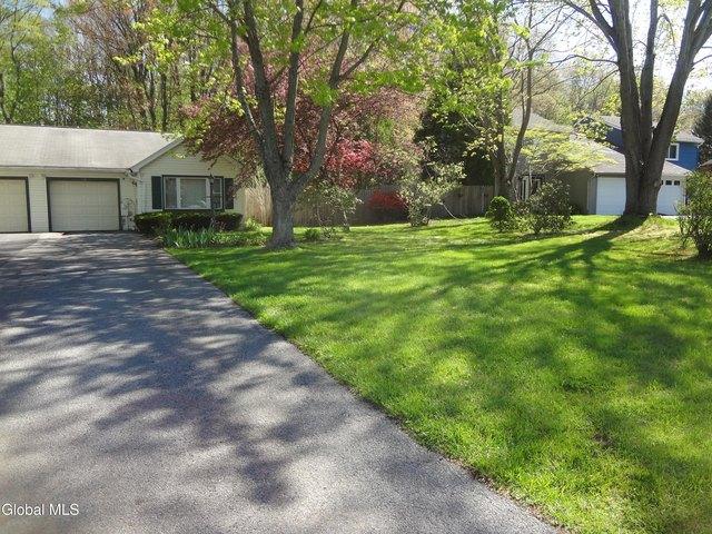 21A Woodcliffe Dr, Clifton Park, NY 12065