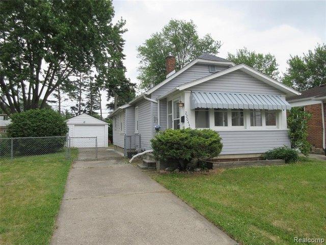 22044 Elmwood Ave, Eastpointe, MI 48021