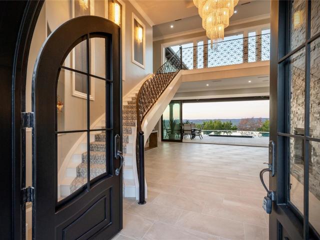 2204 Canonero Dr
