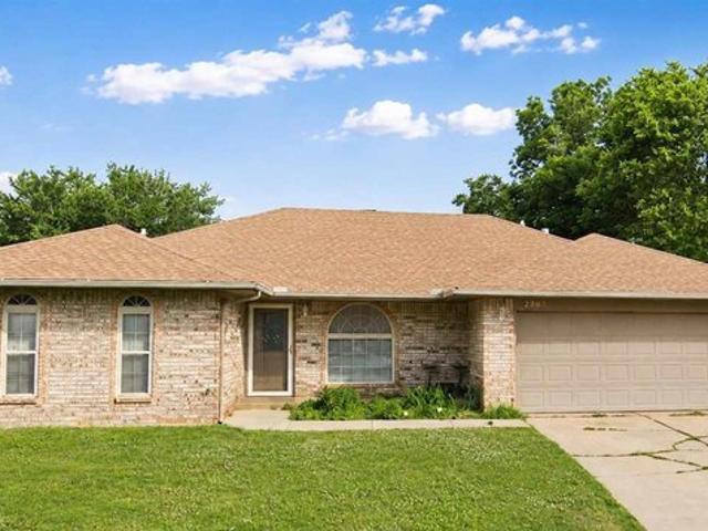 2204 Canary Dr, Ponca City, OK 74601