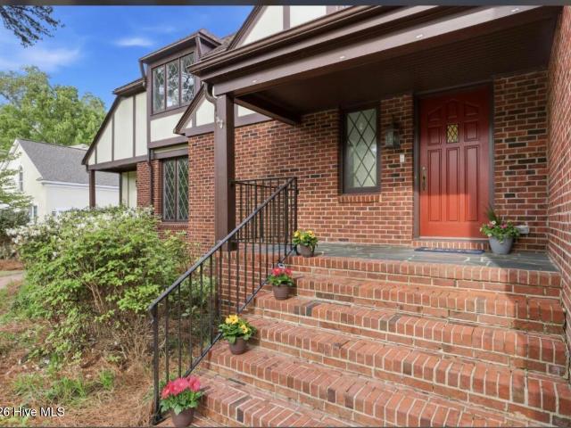 2204 Darien Place NW