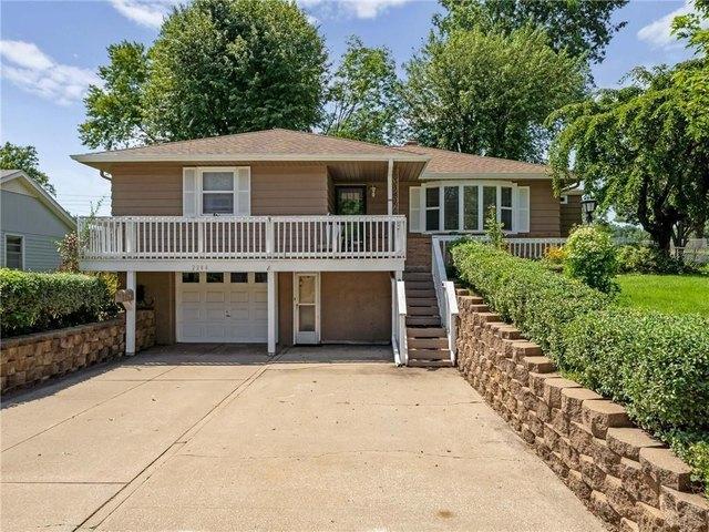 2204 Strader Ter, Saint Joseph, MO 64503