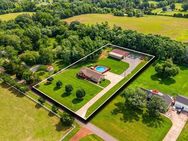 2205 Howell Rd, Greenbrier, TN 37073